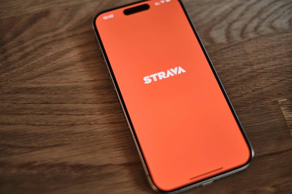 Best Running App UK 2026: Strava vs Garmin vs Runna - The Easy Run